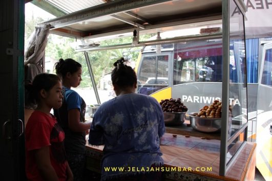 Melintasi Kayu Tanam, Yuk Singgah di Toko Kue Pinyaram
