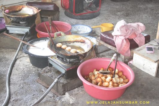 Melintasi Kayu Tanam, Yuk Singgah di Toko Kue Pinyaram