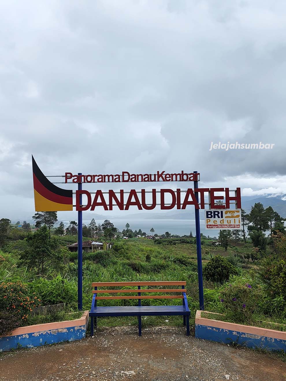 Taman Panorama Danau Kembar : Satu Tempat Dua Danau