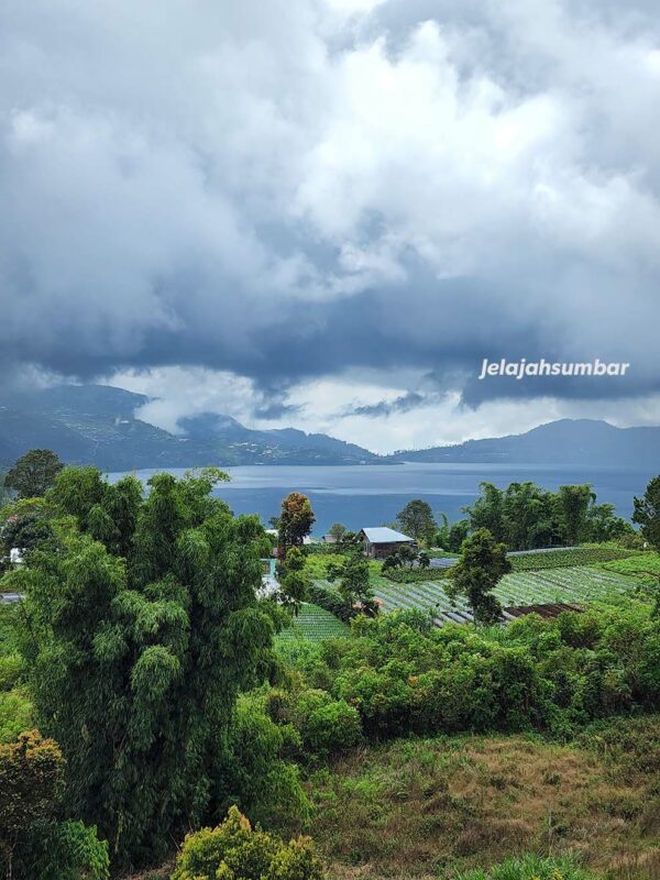 Taman Panorama Danau Kembar : Satu Tempat Dua Danau
